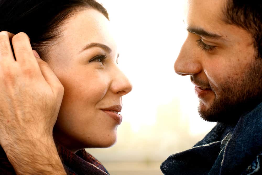 5 señales de que tu esposo necesita más afecto físico de ti (pero no se ...