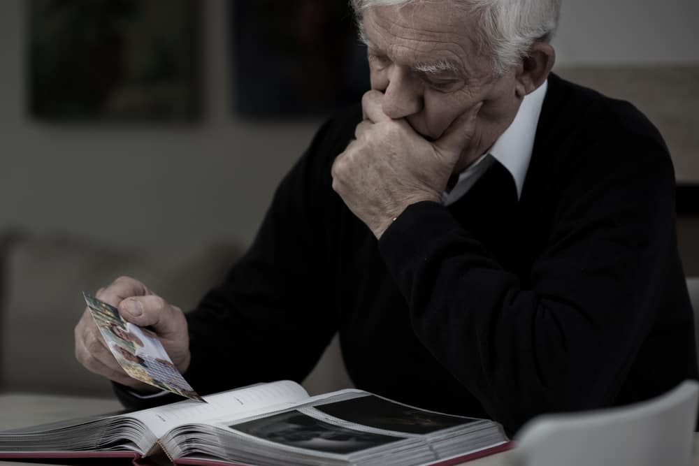 Es viudo hace 5 años pero sigue "teniendo citas" con su esposa | Familias