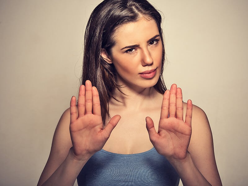 7 posturas y gestos que sueles tener que dan un mensaje negativo a las ...