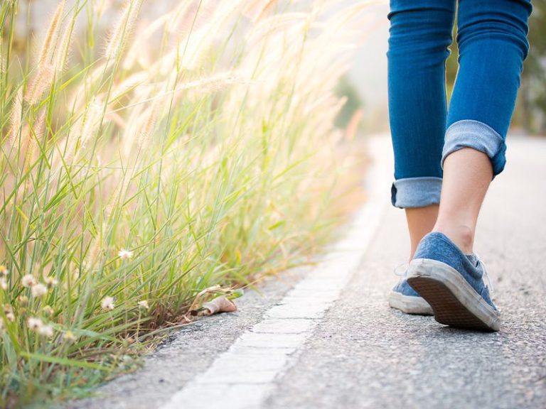 Caminata consciente: una feliz forma de mejorar toda tu vida | Familias