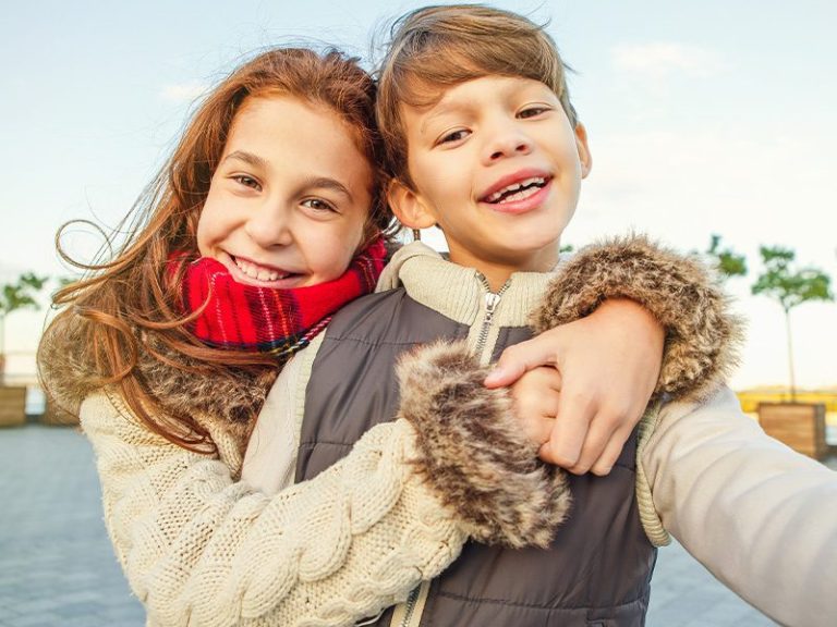 Ayuda a que tu hijo construya relaciones sólidas con sus hermanos ...