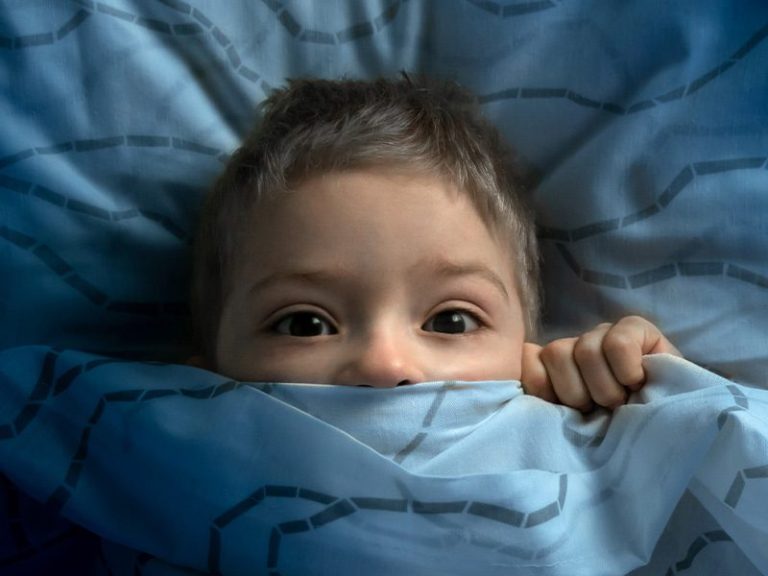 7 frases que ayudarán a tu hijo a superar sus miedos | Familias