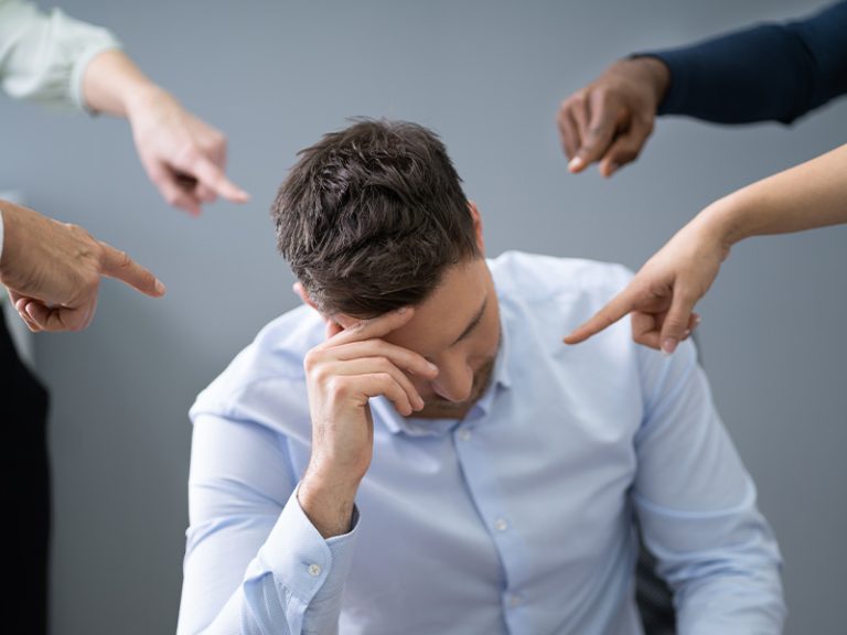 ¿Sabes qué es el mobbing? Puede que seas víctima sin saberlo | Familias