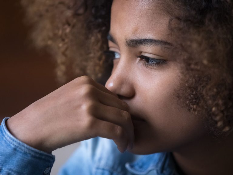 ¿Sabes qué son las emociones aflictivas y cómo nos afectan? | Familias