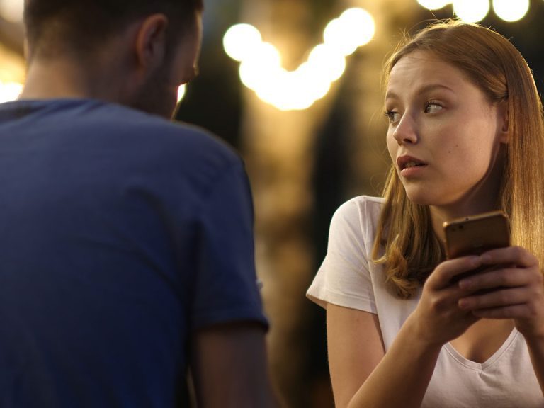 ¿Qué es el phubbing y por qué destruye el amor de pareja? | Familias