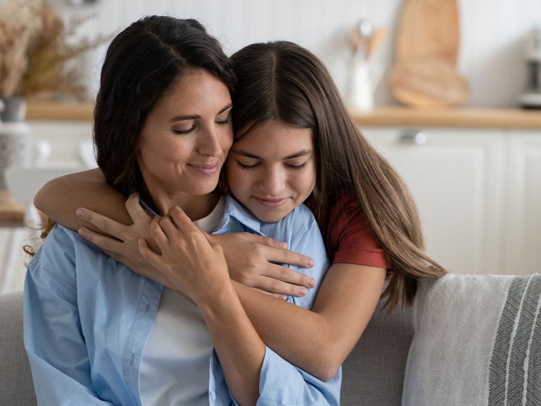 Mamá, ¿qué haces con tus silencios y nudos? | Familias